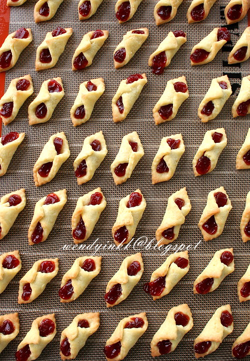 Table for 2.... or more: Goiabinhas @ Brazilian Guava Cookies - Cookies #4