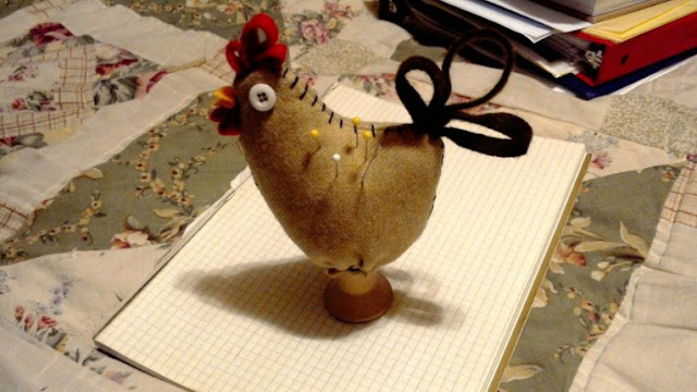 Frugal Measures: Chicken Pincushion Tutorial