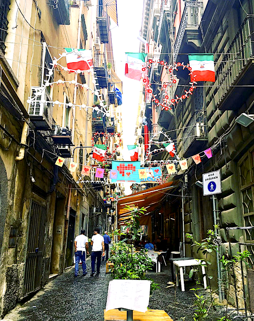 Guide 2 till Elena Ferrantes Neapel: Från shopping till Quartieri Spagnoli