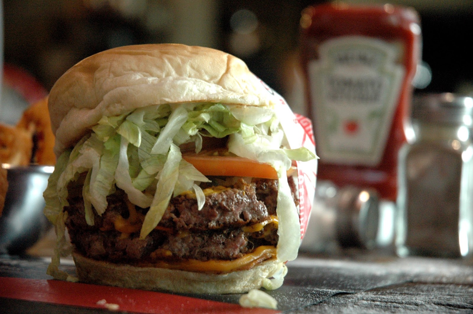 DUDE FOR FOOD: Fatburger: The Last Great Hamburger Stand Opens in Manila