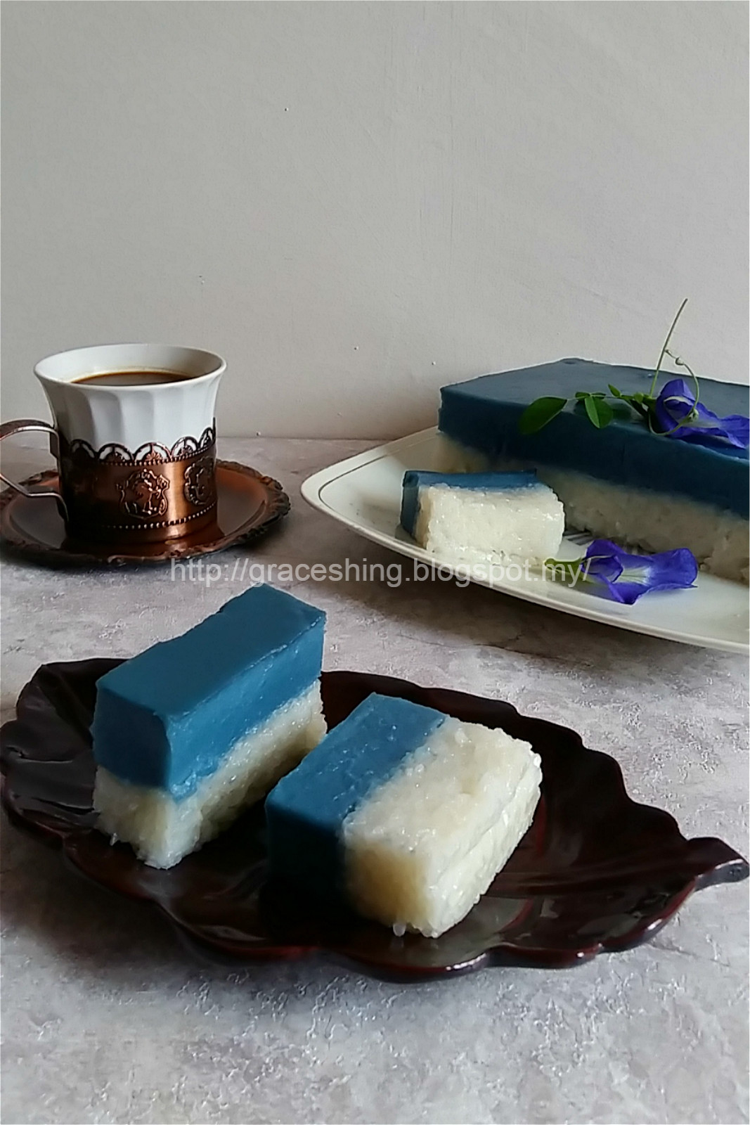 Grace's Blog 欣语心情: 蓝花双层糯米糕 Blue Pea Flower Kuih Seri Muka