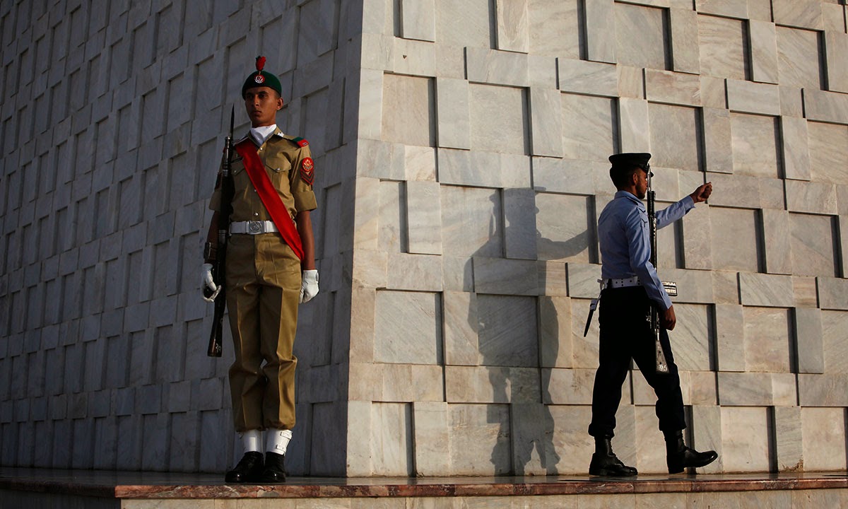 Pakistan Military Academy: Cadets of PMA Kakul mount guard at Quaid's ...