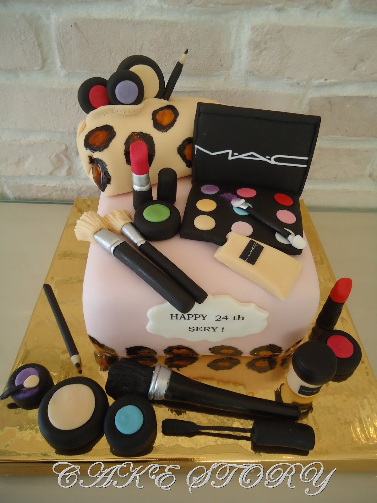 Cake Story: MAKE -UP KIT BIRTHDAY CAKE