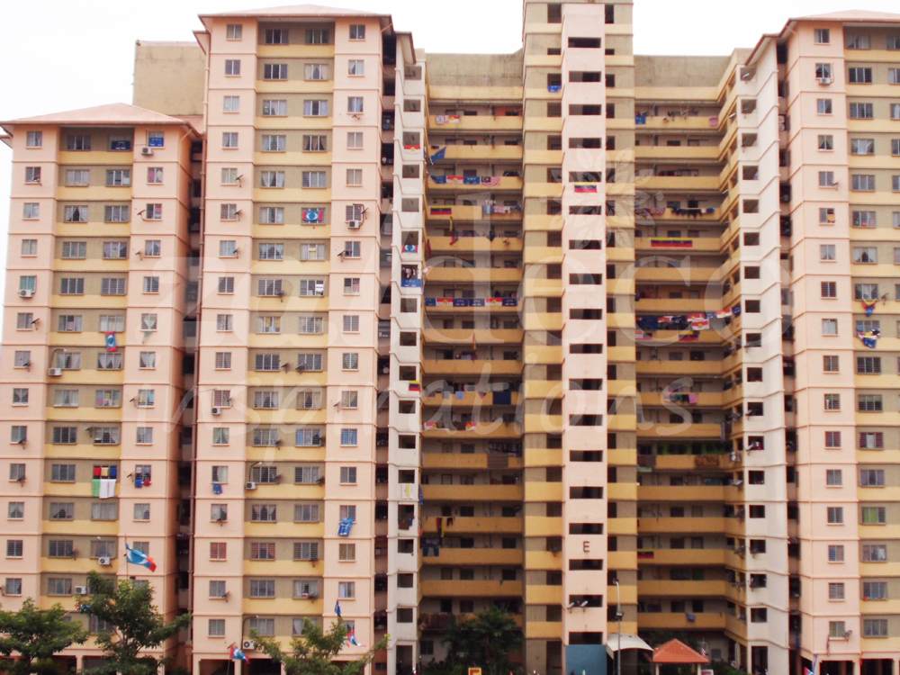 .: Pemasangan Lantai Kayu Lamina di PPR Kerinchi Lembah Pantai