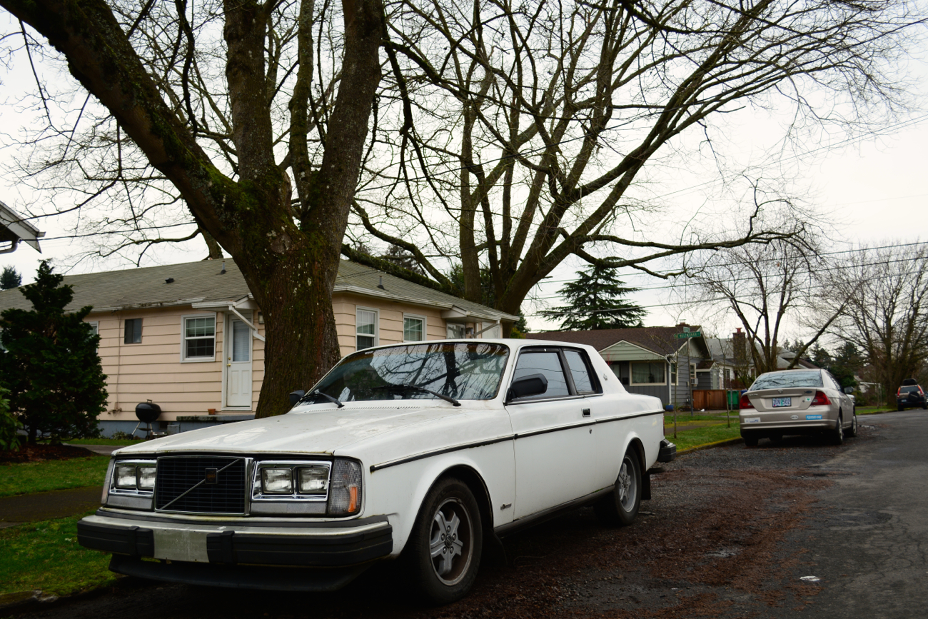 OLD PARKED CARS.: 1980 Volvo 262C.
