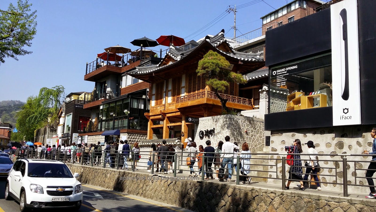 A Pinoy in Korea: Photos of the Day: Samcheongdong's Elevated Sidewalk
