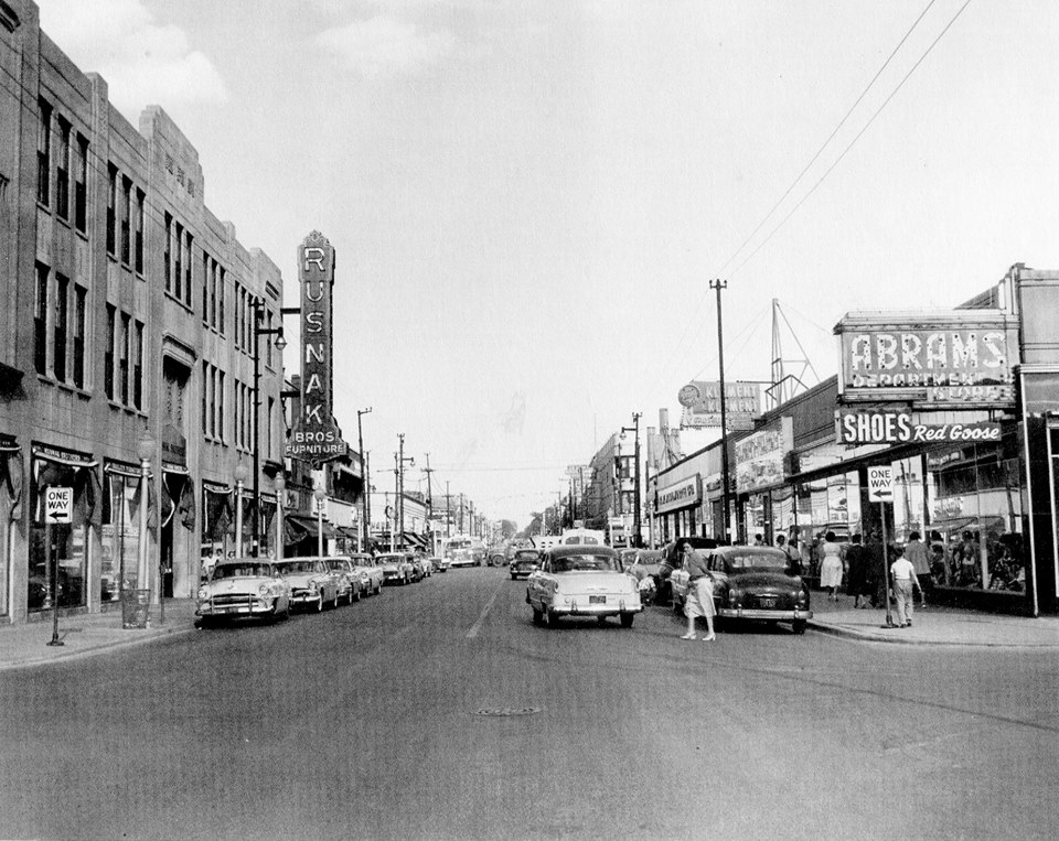 The Digital Research Library of Illinois History Journal™ : Photographs ...