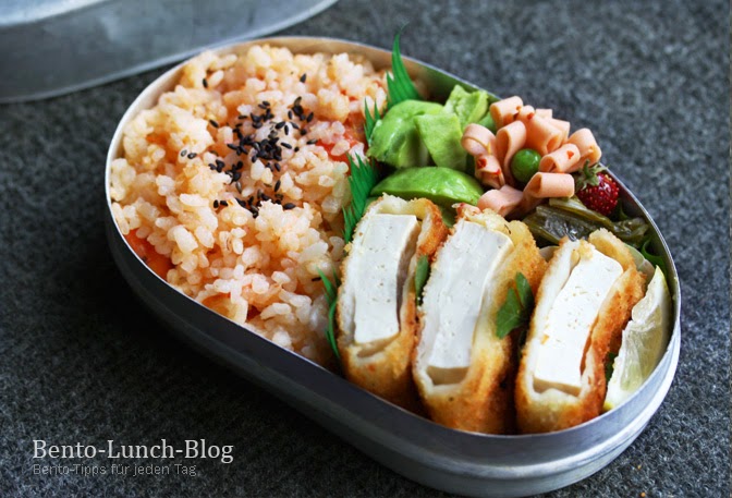 Bento Lunch Blog: Bento #157: Panierter Sesam-Tofu, Tomatereis und Avocado