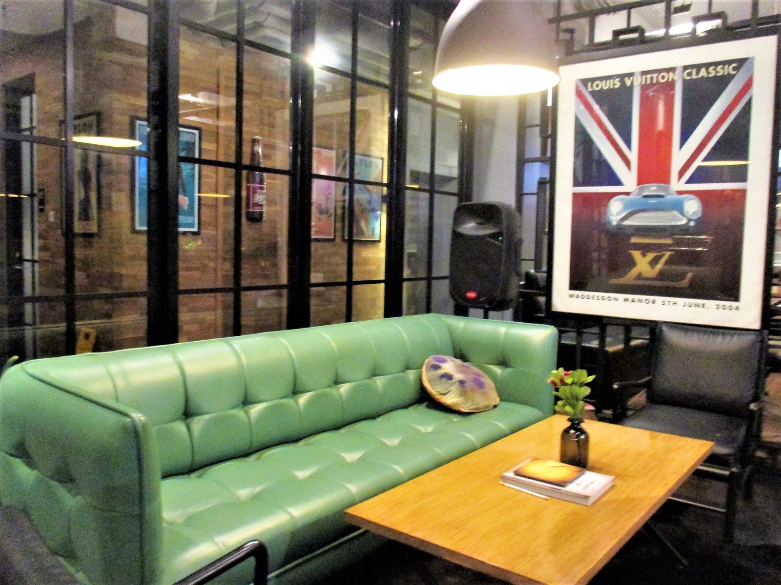 Maple Hotel & Warung Big Buddy yang Super Cozy di Grogol