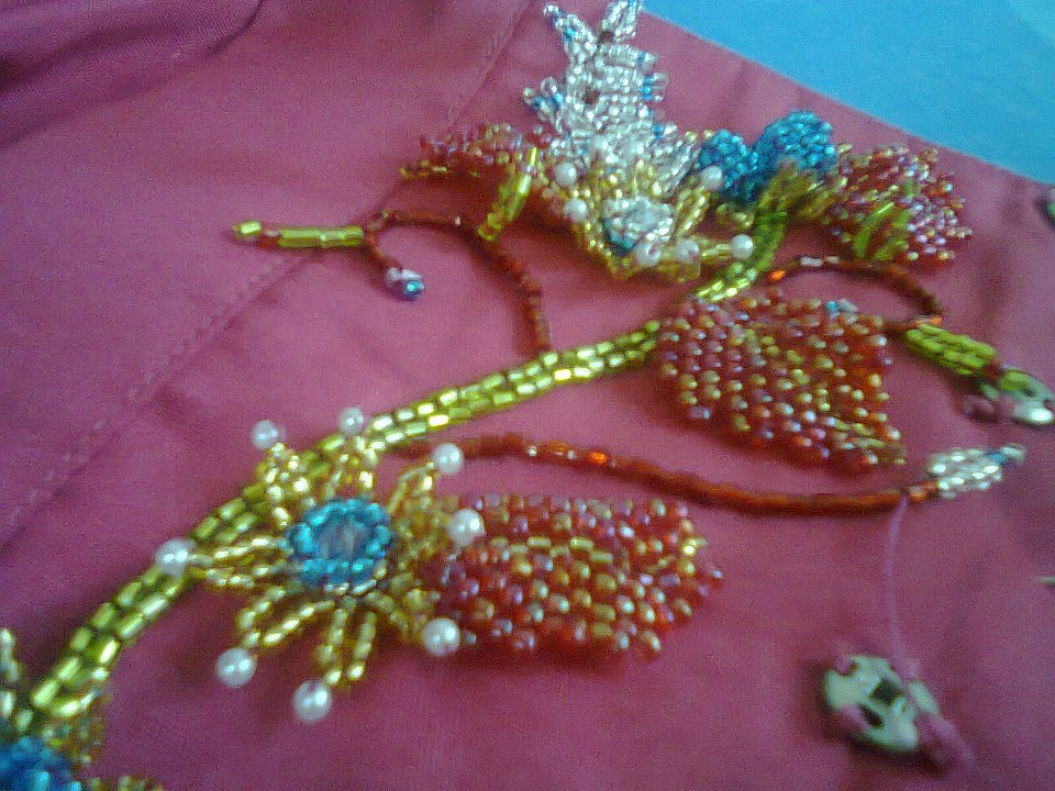 ~CantIk dAn AnGGuN Dgn JaItaN mAnIk~: Corak Manik Di Baju