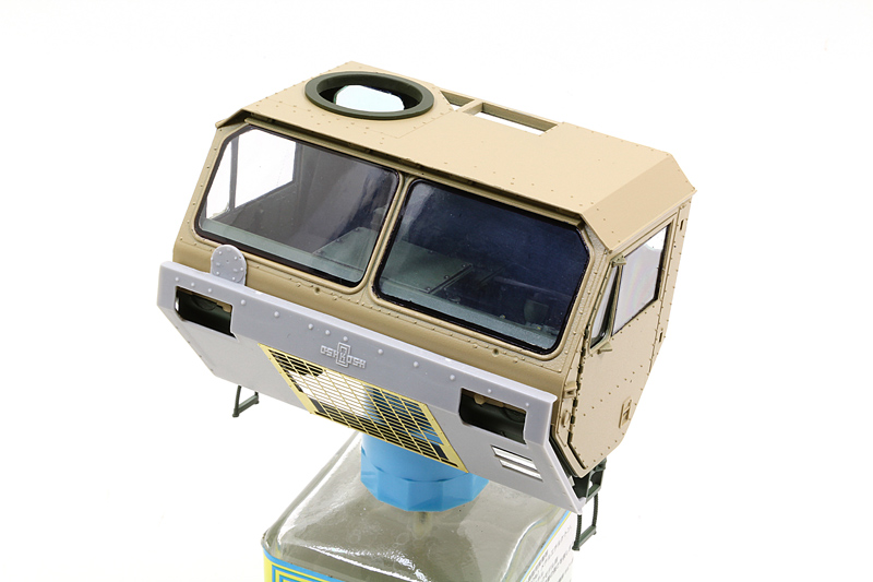 ARMOURED FIGHTING VEHICLE: ....... HEMTT M983 TRACTOR .......