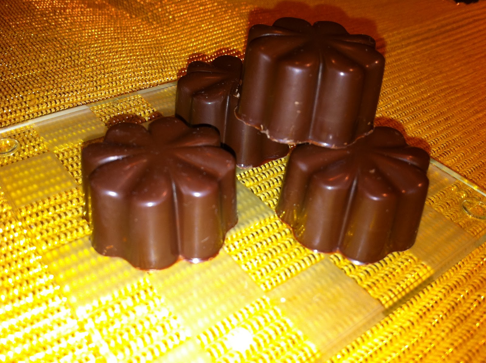 Bombones de chocolate con leche con crocanti de almendras y bailys