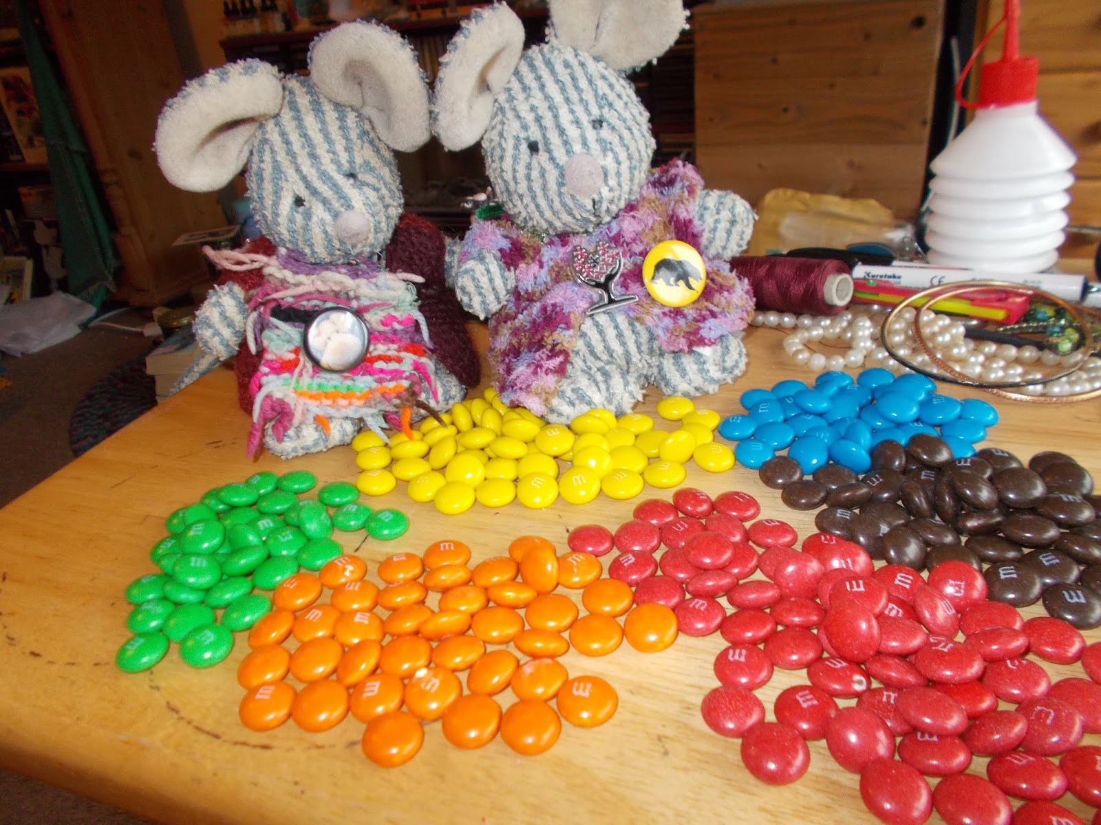 Beanie Mouse: How to Eat Skittles, Smarties and M&M's properly