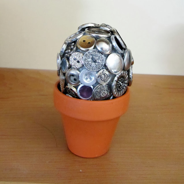 Grubby Button Christmas Tree - Organized Clutter