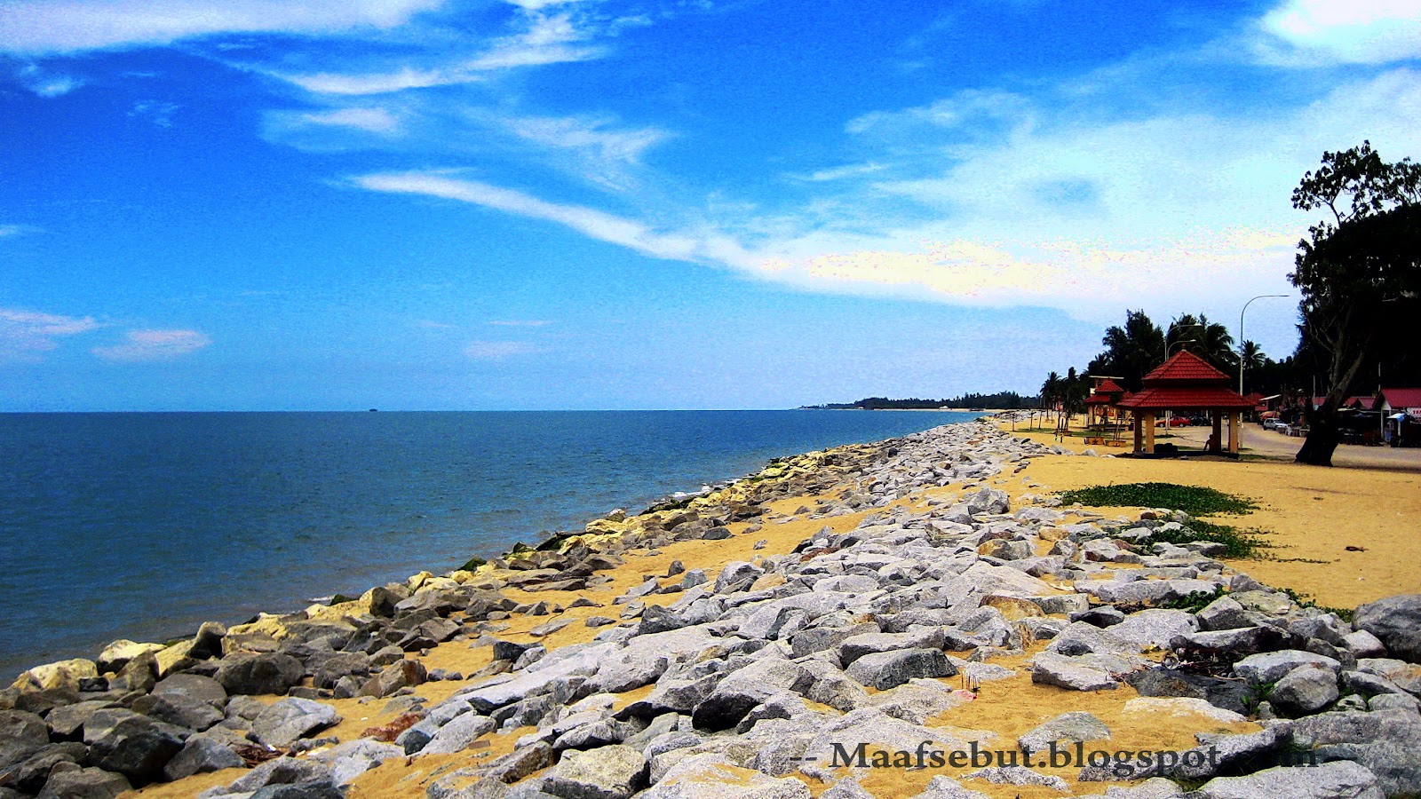 Cantiknya Pantai Cahaya Bulan