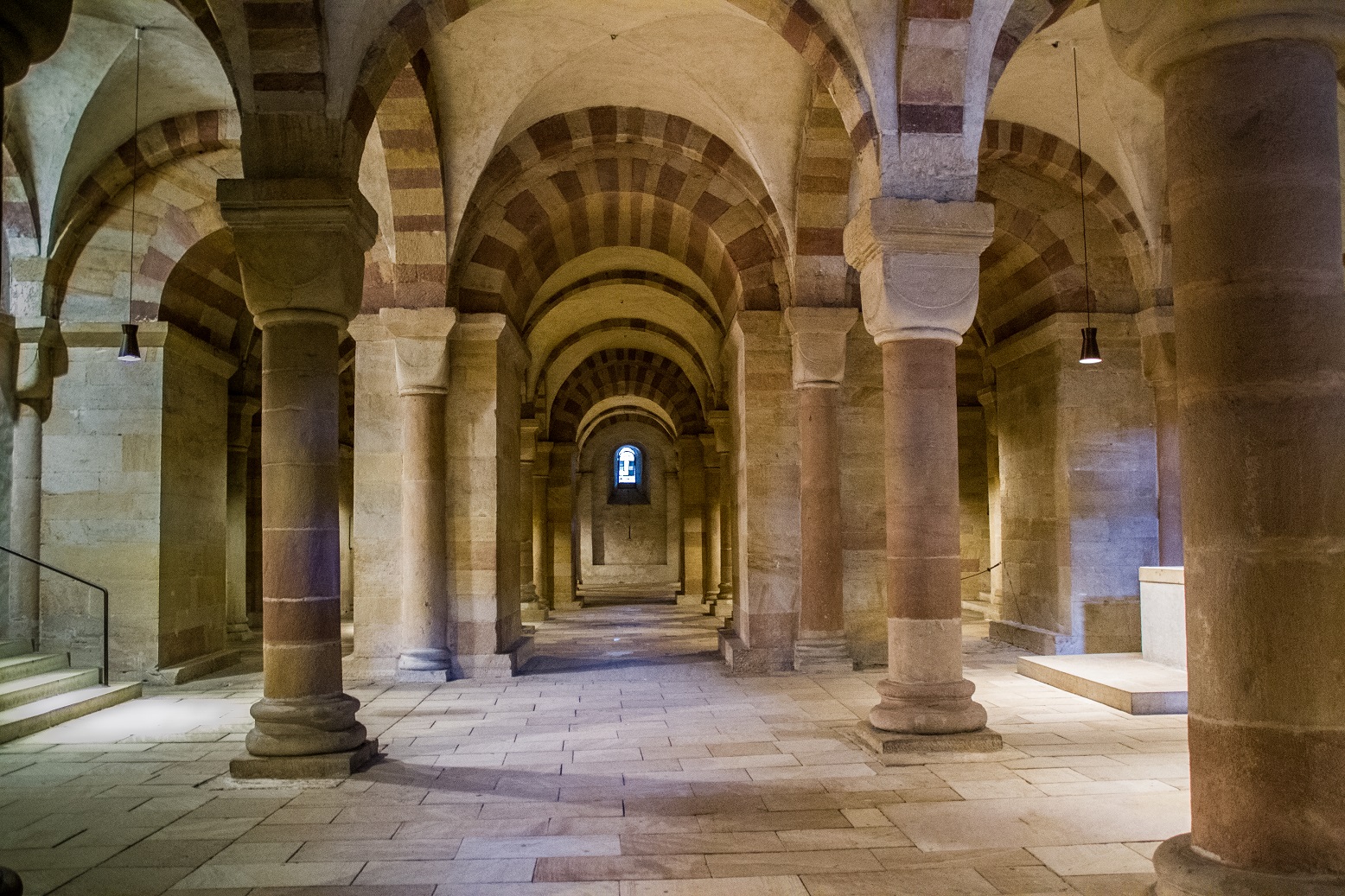 L'art roman ; passionnément: Une des plus vaste crypte d'occident.