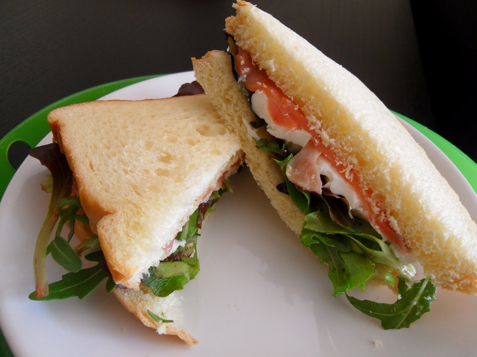 Pimenta e Chocolate: Sandes de brioche com mistura de folhas verdes ...