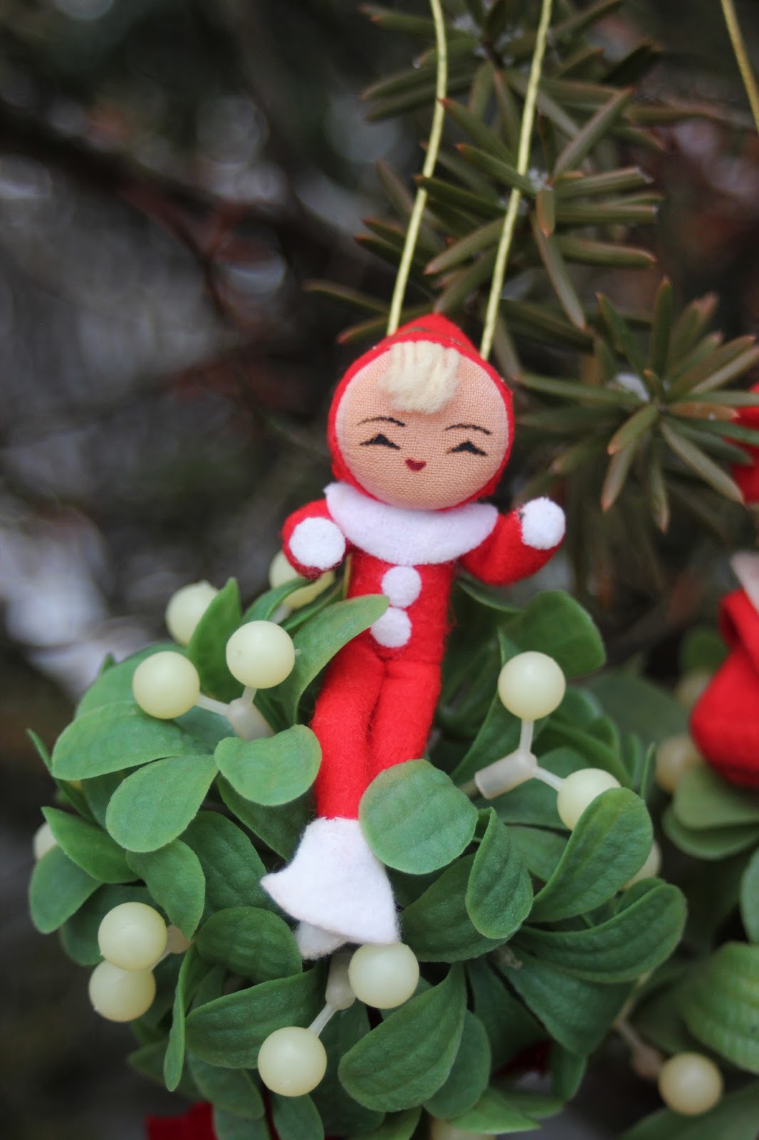 PLANET OF THE DOLLS: Doll-A-Day 2017 #362: Mistletoe Pose Dolls