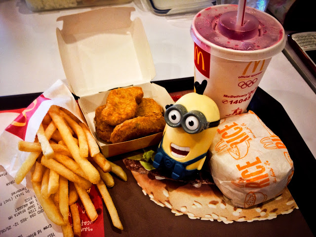 Buasir Otak: Kegilaan patung Minion McD yang kesian