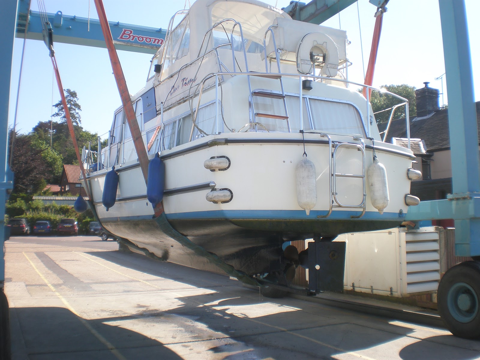 UK Marine Surveyor based in Preveza Greece.: Broom 30 Motor Cruiser