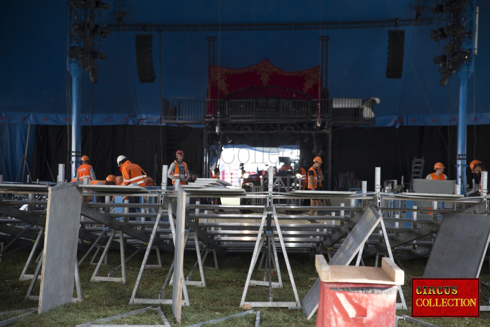 Circus -Collection: Cirque Knie 2018, montage des gradins et de l ...