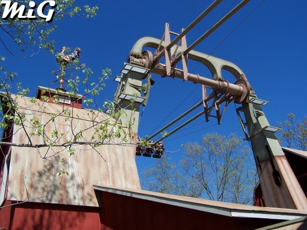 MidwestInfoGuide: Giant Barn Swing Opening (SDC)