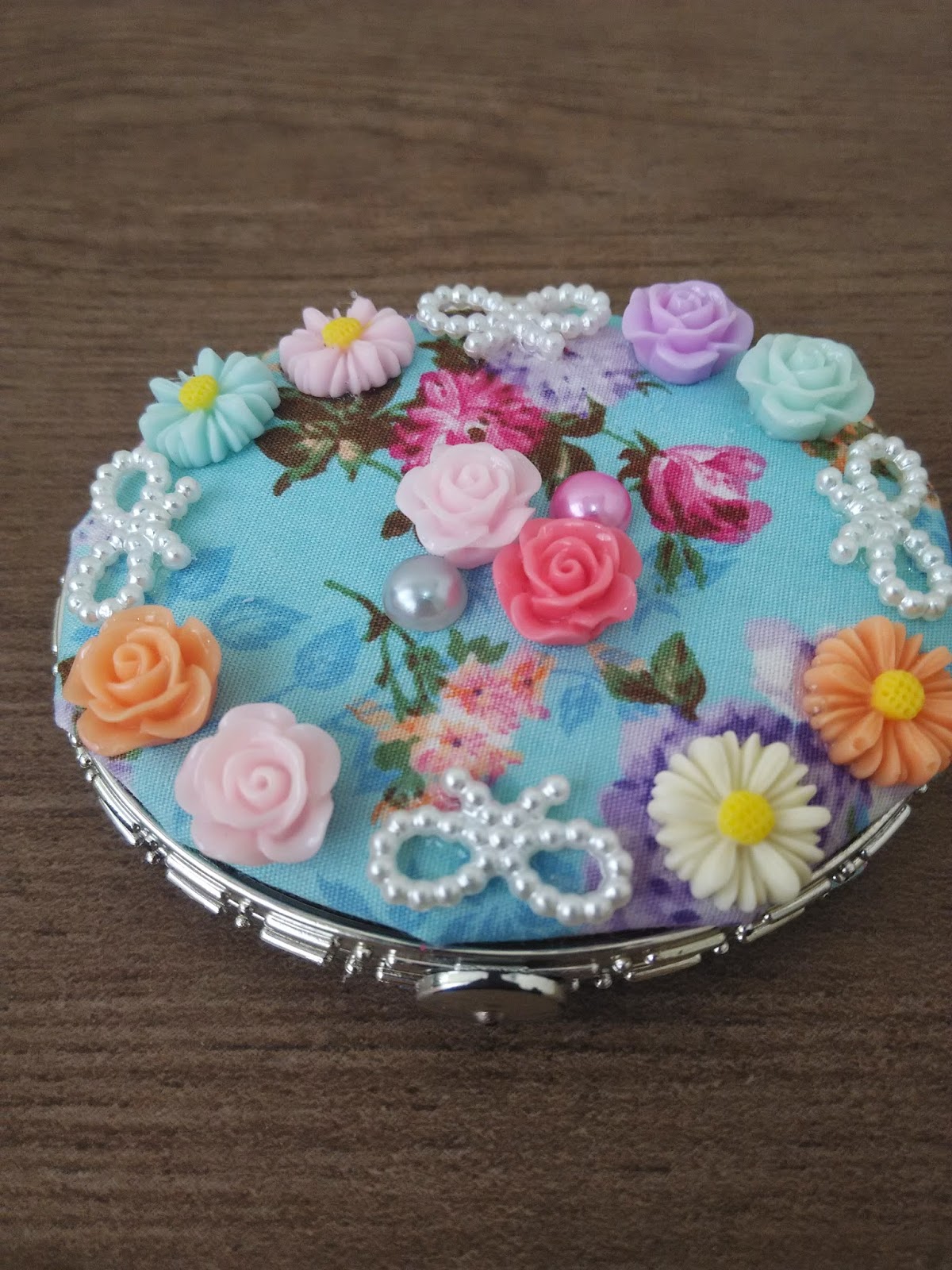 Bows and Ribbons: DIY Compact Mirror