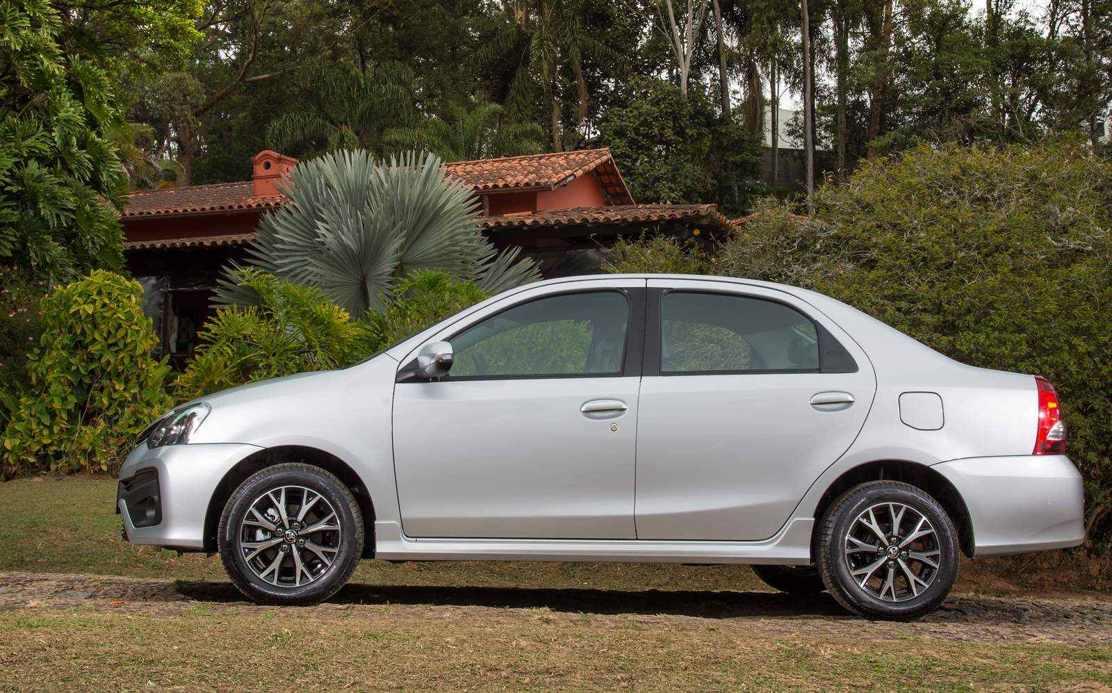 Toyota Etios 2017 Automático Platinum: preço e detalhes