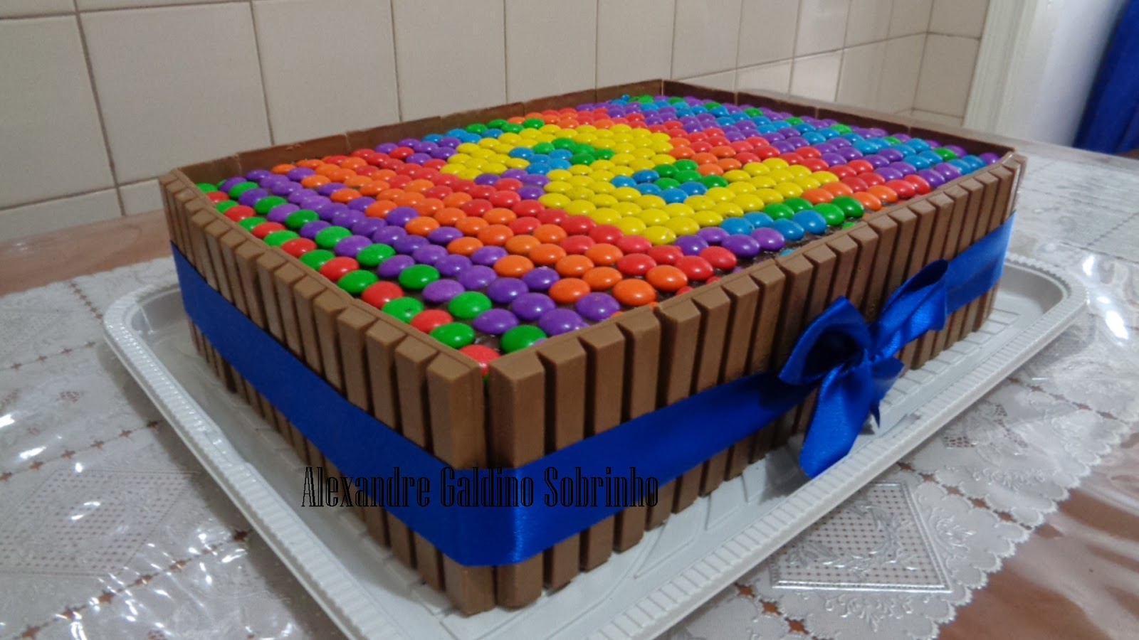 TÉLO BOLOS Confeitaria Artesanal: Bolo Kit Kat com Confeitos