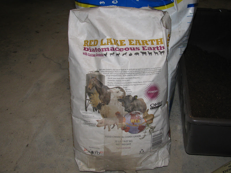 The Harried Homemaker Preps: How to Make an Easy Dust Box for Chickens