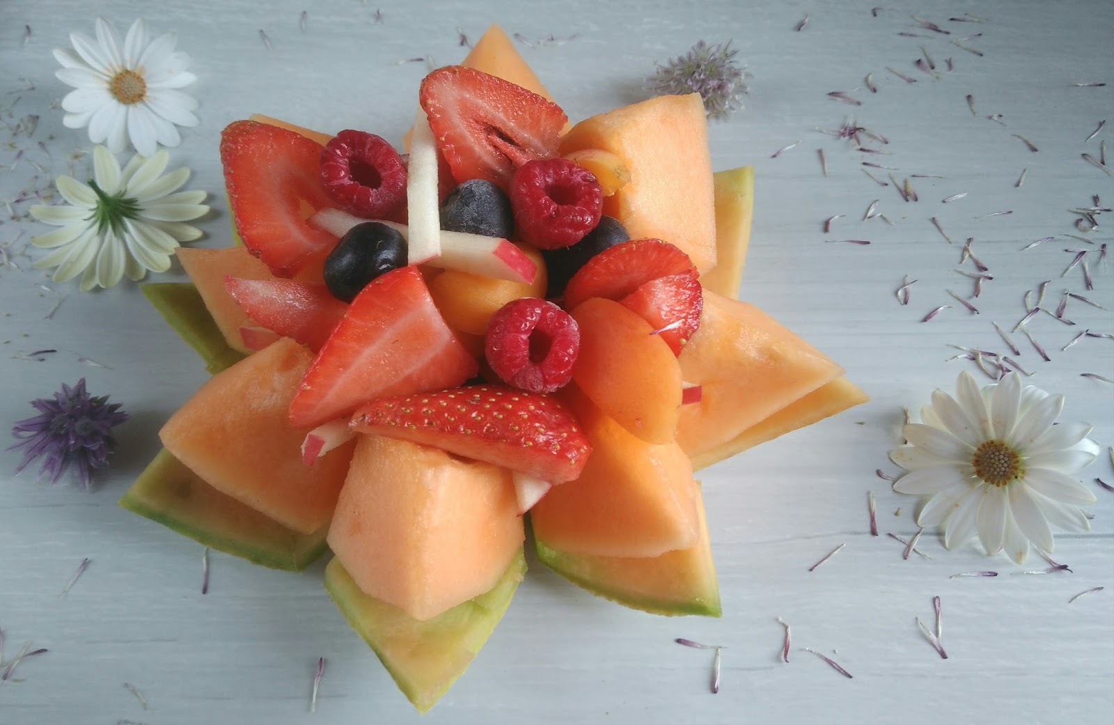 Salade de fruits en rose de melon