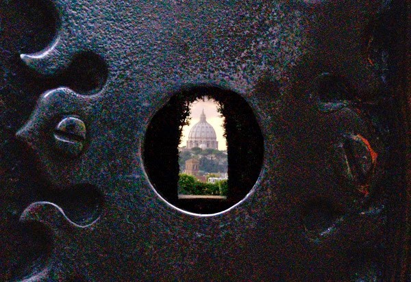 The secret keyhole in Rome - KRIZIA in TRAVELLAND