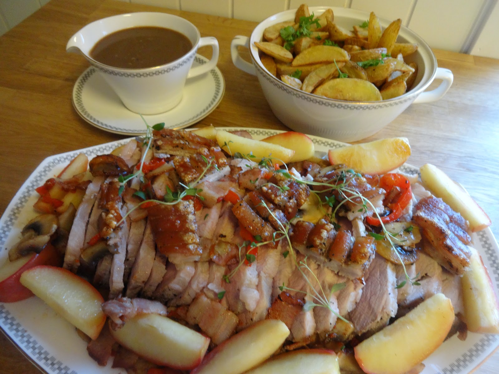 Edels Mat : Svinestek av bog med sprø svor ! Servert med sopp, bacon og ...