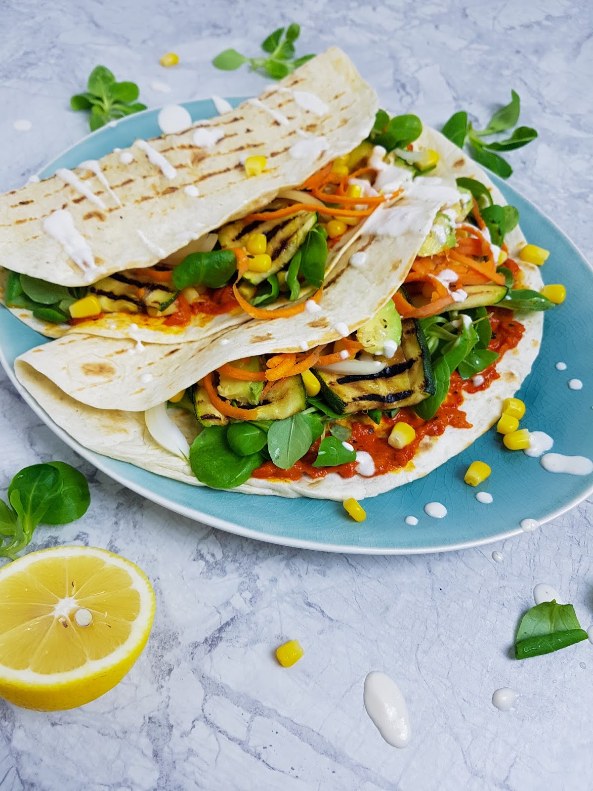 Veganske punjene tortilje sa grilanim povrćem i ajvarom