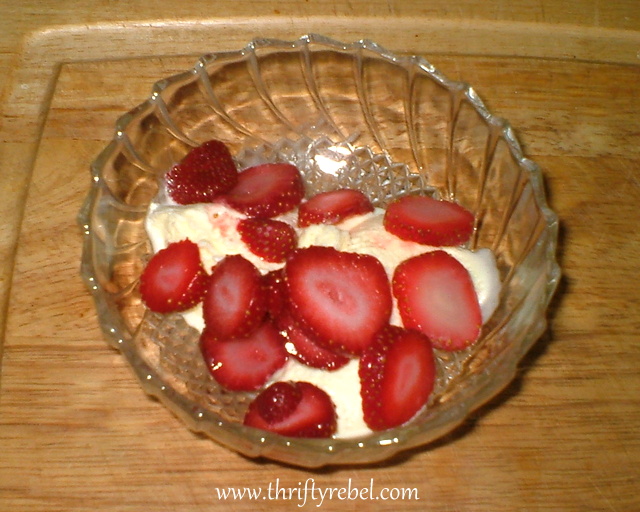 How to Freeze and Thaw Whole Strawberries - Color Me Thrifty