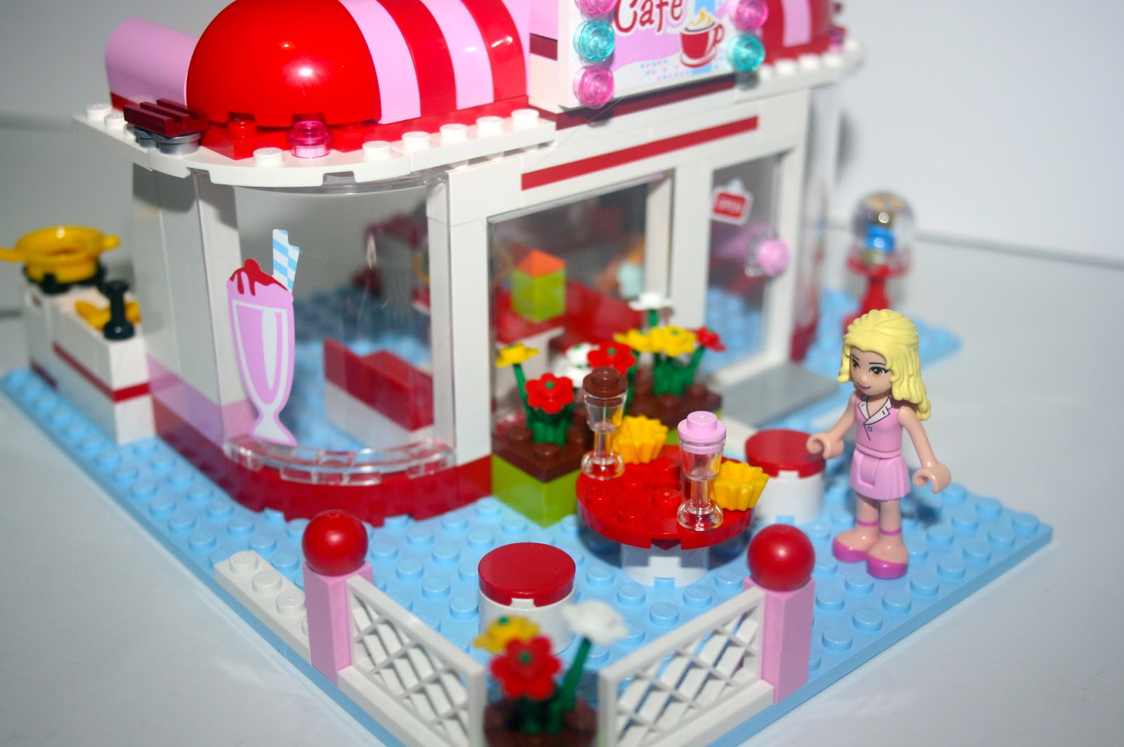 EL DRAGON DORADO: LEGO CAFETERIA