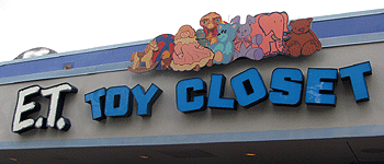 Universal Landing: E.T.'s Toy Closet & Photo Spot