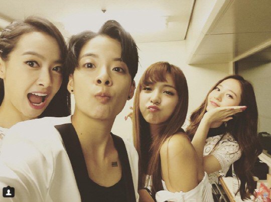 f(x) take their first group photo in a while