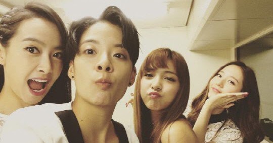 f(x) take their first group photo in a while