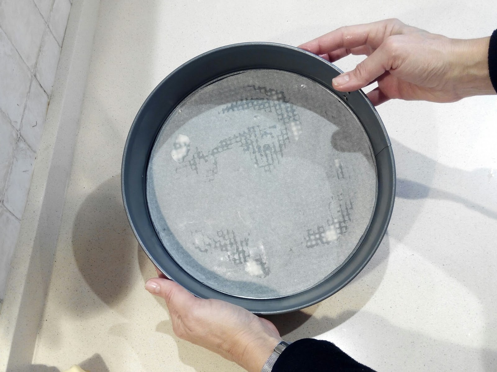 Una cocina con vistas: CÓMO SE HACE: FORRAR UN MOLDE PARA TARTAS