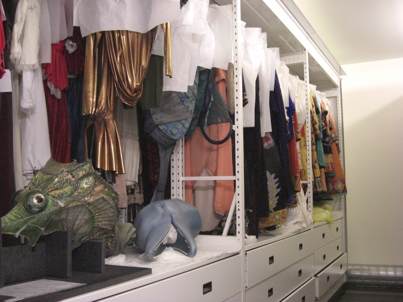 Daniel Ogier le décorateur: COSTUMER LE POUVOIR opéra et cinéma