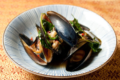 3 hungry tummies: Stir Fried Mussels With Thai Basil, Chillies And ...