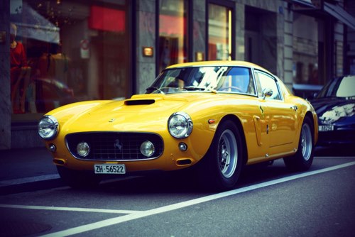 tá muita bom.: ferrari amarelo.
