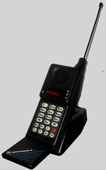IT IN MY LIFE: THE EVOLUTION OF CELL PHONE DESIGN BETWEEN 1983-2009