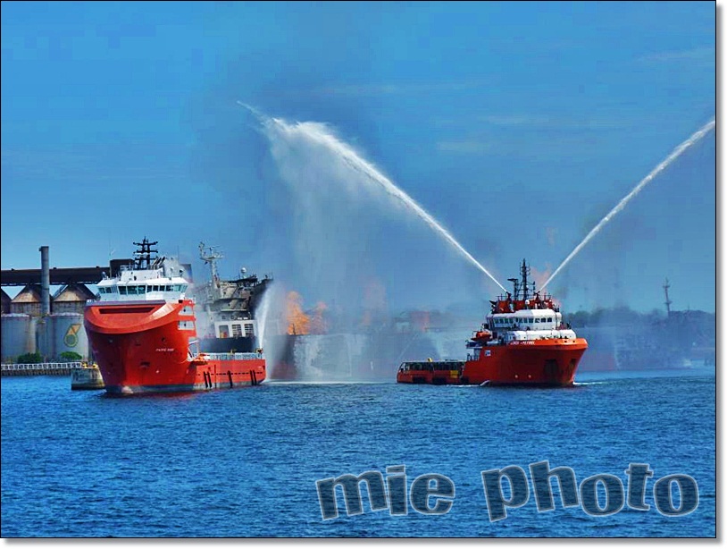 Gambar Kebakaran Kapal MT Bunga Alpinia Di Labuan | mie