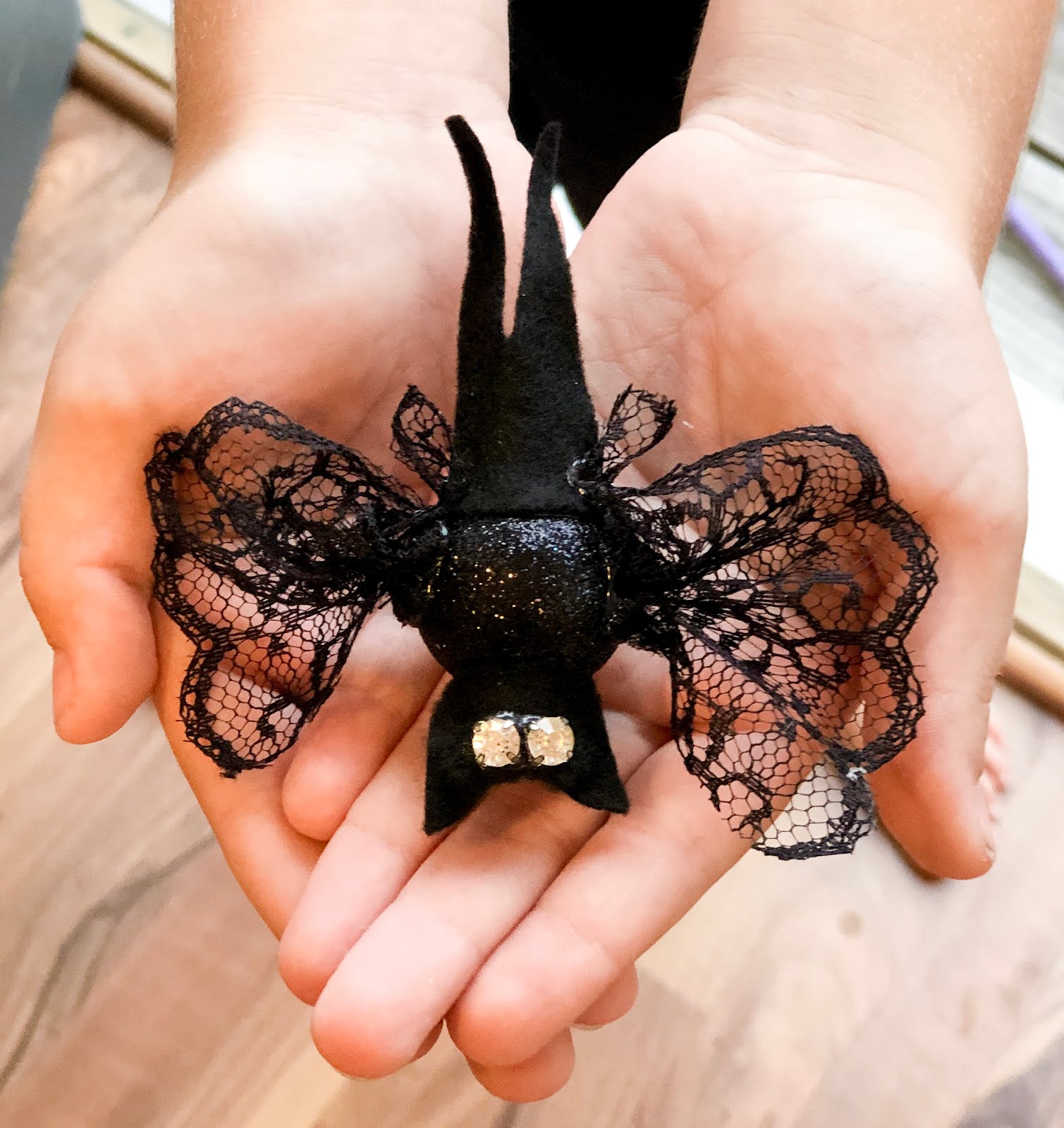 restlessrisa: DIY Halloween Bats, made from Christmas Ornaments!
