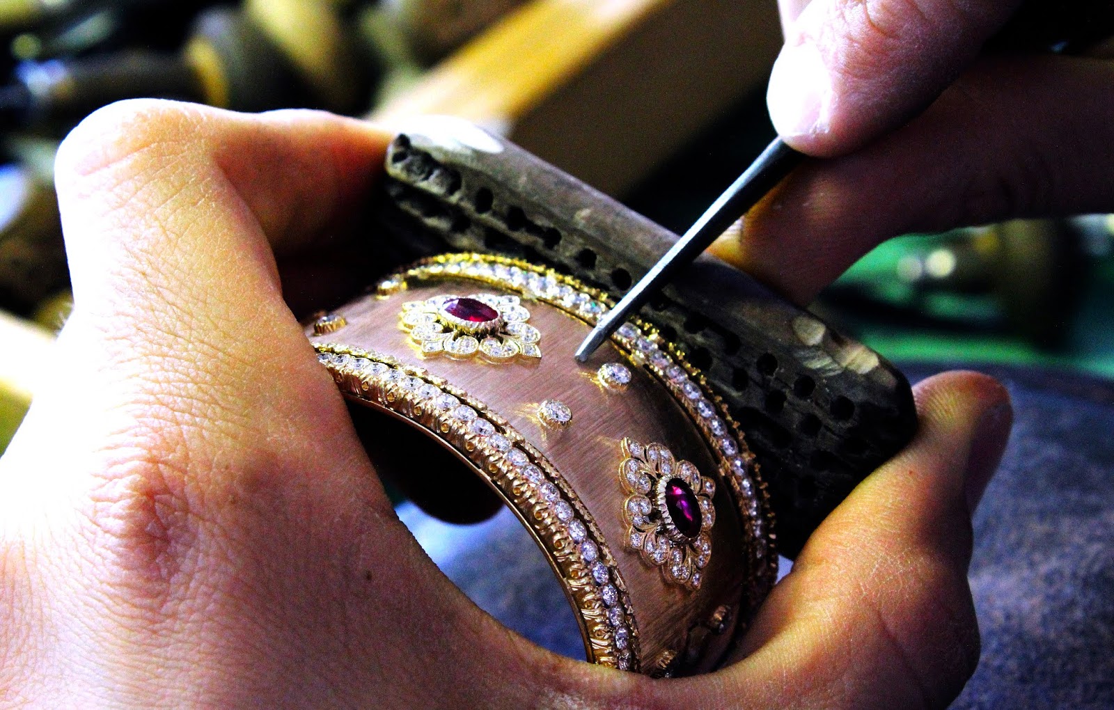 El Arte de la Orfebrería y Joyería : Arte de joyería versus artesanía.