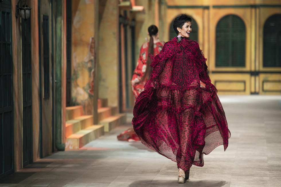 Vietnam closeup: H'hen Nie shines on the catwalk.