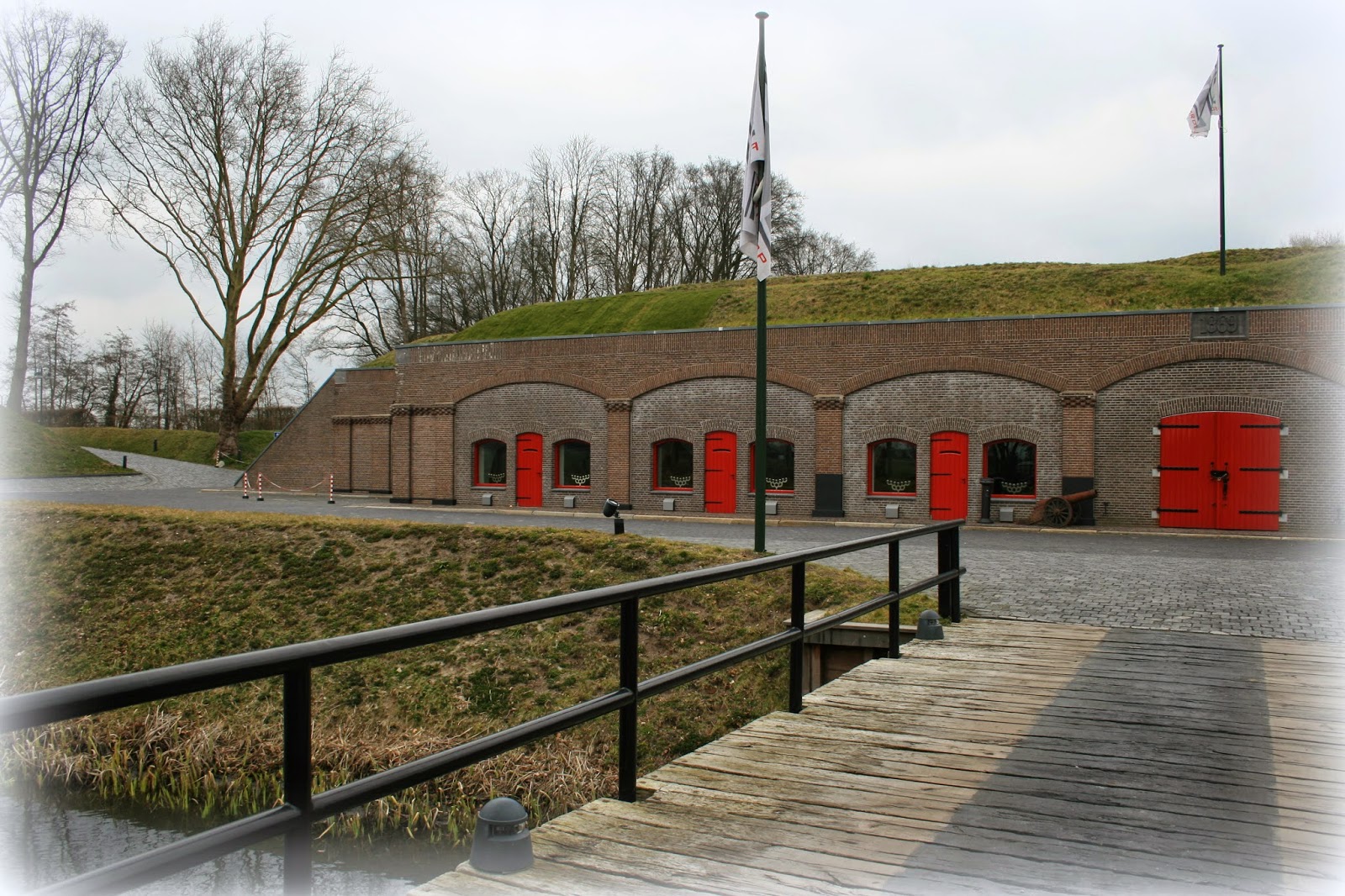 Hennie en Arina kris kras door Nederland.: Fort Voordorp