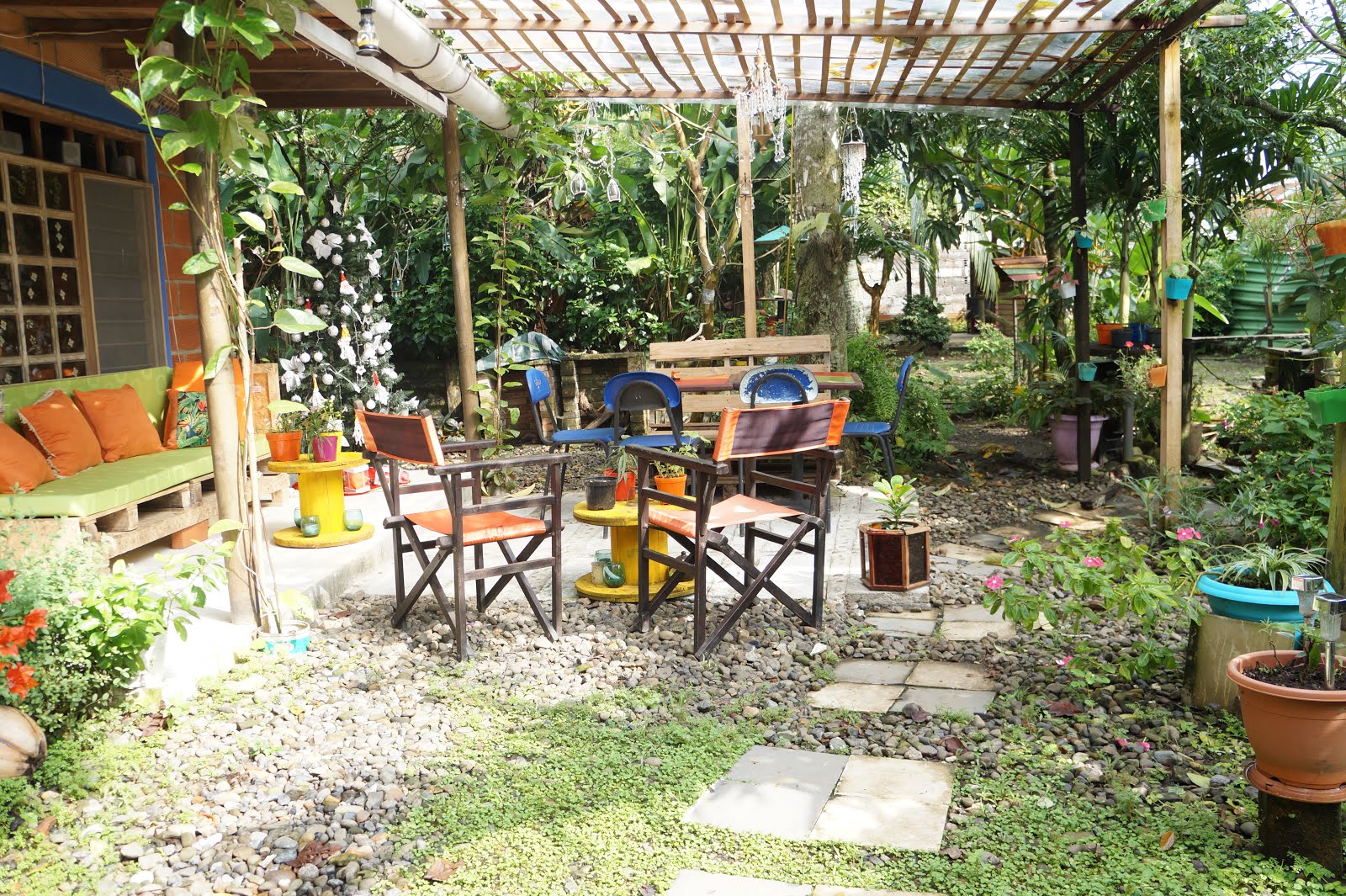 Decoración casa rural: Decorando el patio con material reciclado y low cost